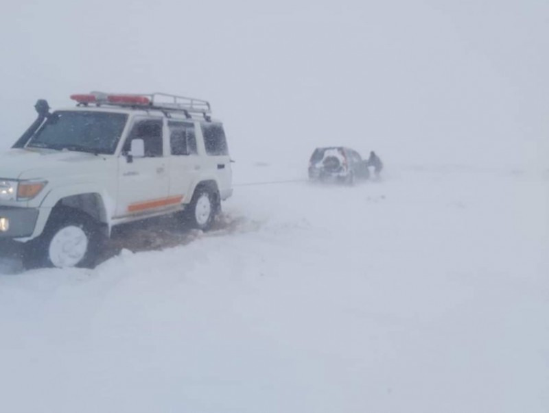 Цасанд суусан автомашинуудыг татан гаргаж иргэдийн аюулгүй байдлыг хангажээ